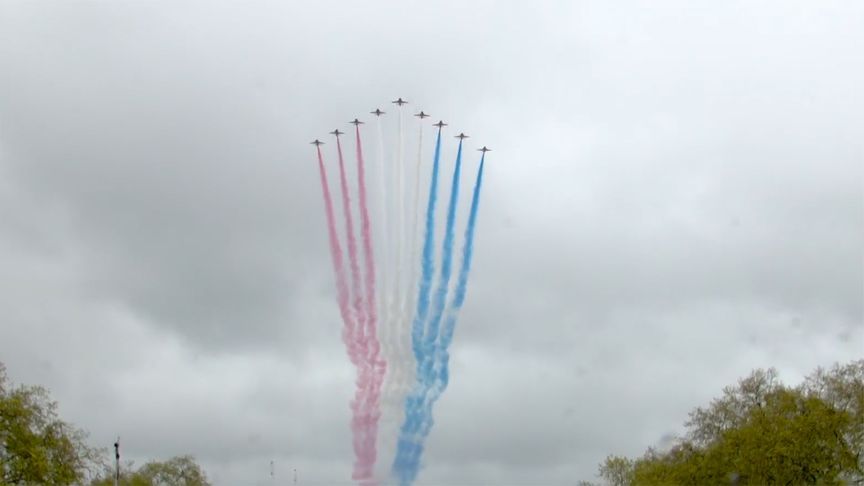 查尔斯三世夫妇阳台观看飞行表演 "红箭"拉彩烟飞越为加冕礼收尾