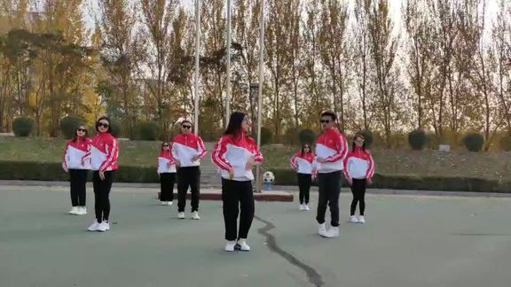 学校举办运动会节目,老师舞蹈,一帮老弱病残,能看出哪个是我么