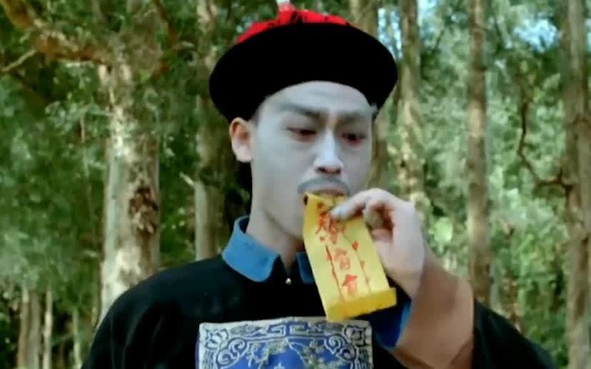 林正英扮僵尸,暗中偷袭僵尸,不料碰上个雷电神符都能吃的狠角色