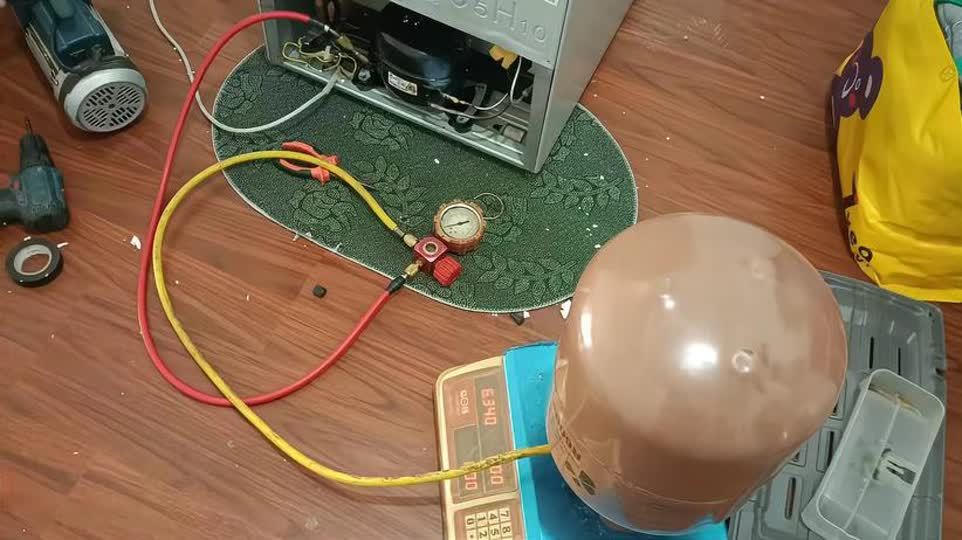 冰箱不制冷,正在给他重新加住制冷剂,看看怎么加的