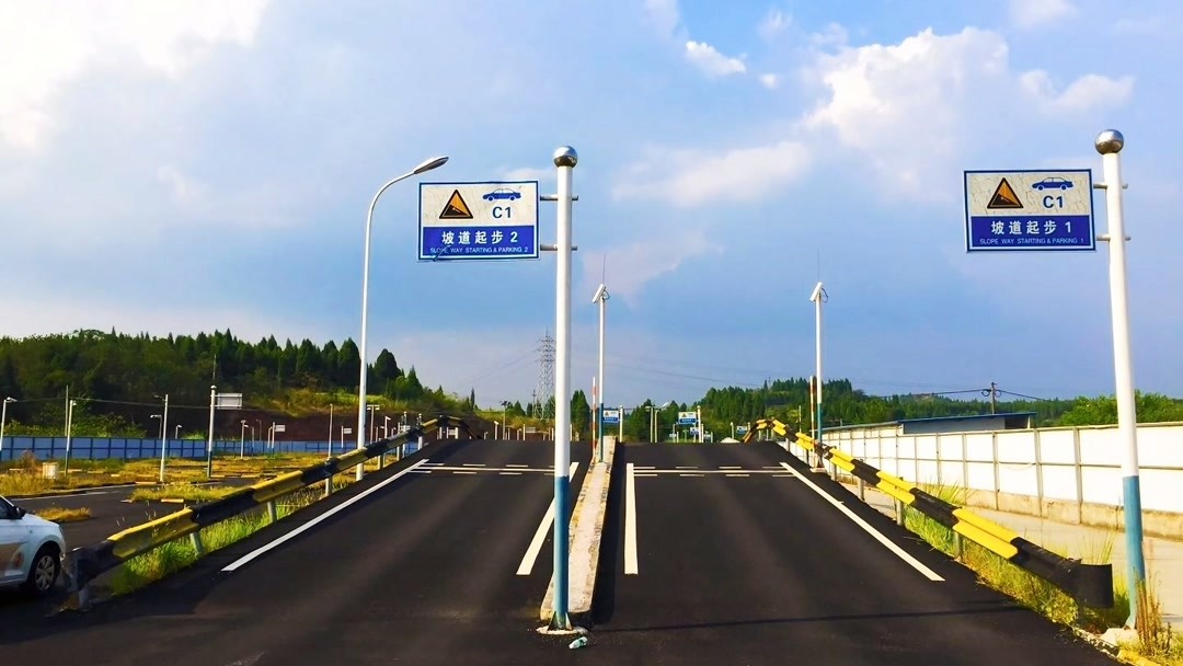 科目二半坡起步和停车时这么做,不熄火也不会溜车