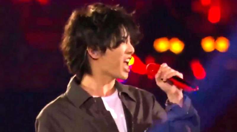 华晨宇再唱神曲《我管你》,开嗓全场沸腾,女粉丝疯狂请求互动!