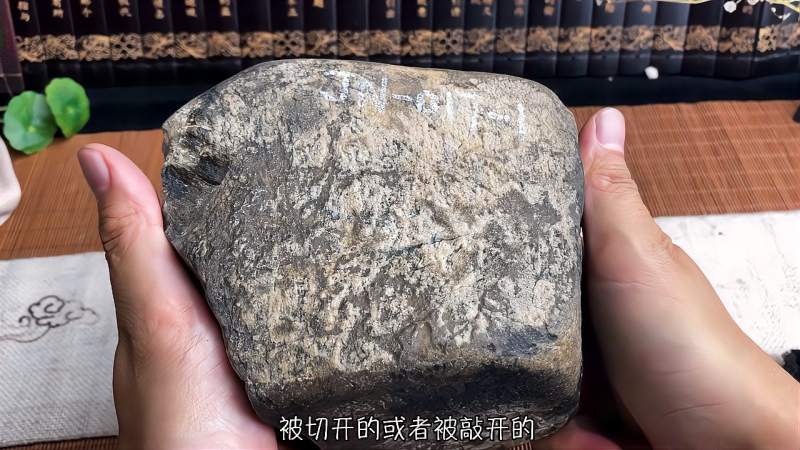 白雾僵皮老断口,高品质翡翠原石,能不能有幸运的收获