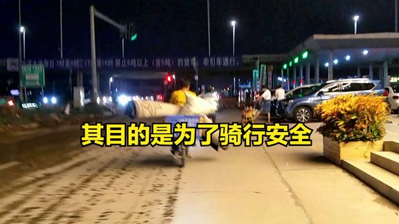 为了弟弟载货骑行,小伙模仿行车记录仪的拍法,一路又紧张又刺激