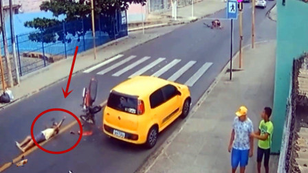摩托车男子撞上自行车后赶紧逃跑,下一秒却被小汽车撞上
