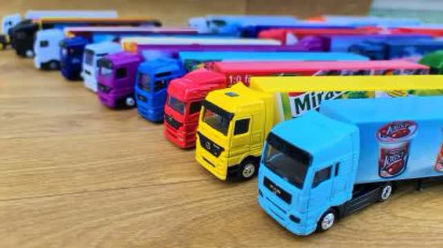 各式货运卡车模型玩具展示