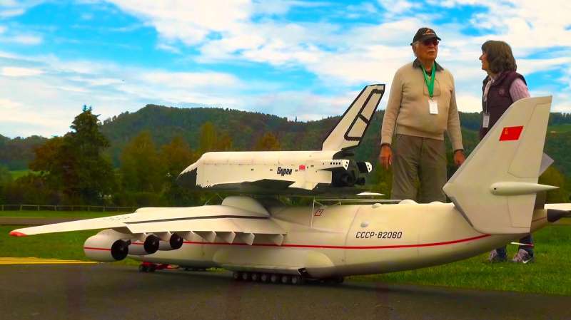 世界最大的运输机“安-225”大比例航模,模拟暴风雪号分离过程