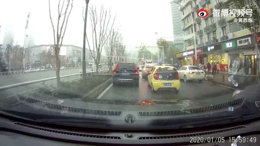 行车记录仪记录下的一起交通事故