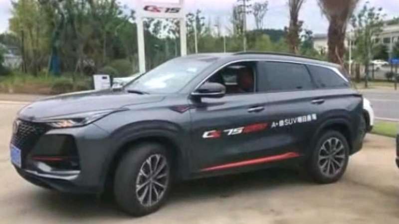 老板新买一辆长安CS75 Plus,下车后一按钥匙,下一幕太帅气了