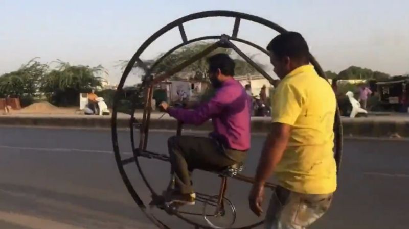 印度牛人发明单轮自行车,骑上去瞬间就笑了!这能跑多远
