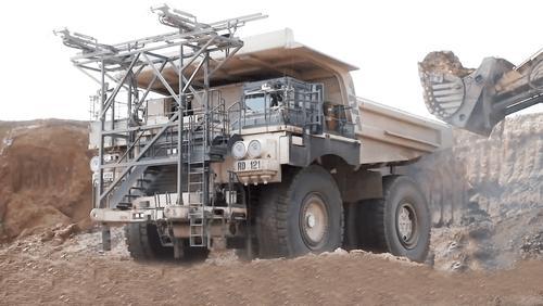 百公里油耗1300升,全球最大自卸车!据说能拉400吨