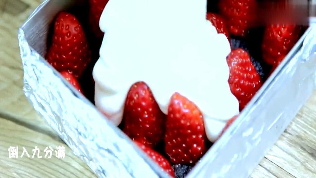 不用烤箱就能做出诱人的甜点,草莓慕斯蛋糕,做法超简单