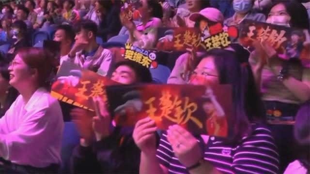 争议!球迷严重干扰比赛,樊振东受影响,王楚钦赛点被迫暂停