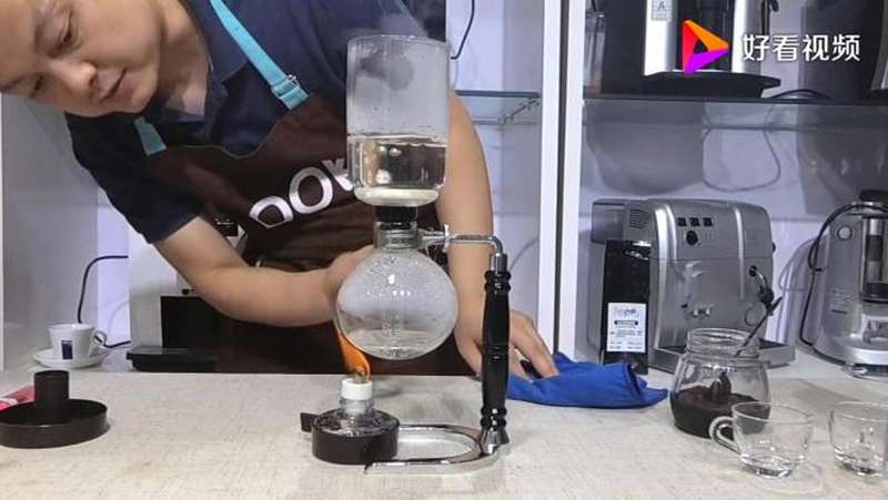 体验用虹吸壶制作咖啡,源自日本的咖啡制作方式,看着像是做实验