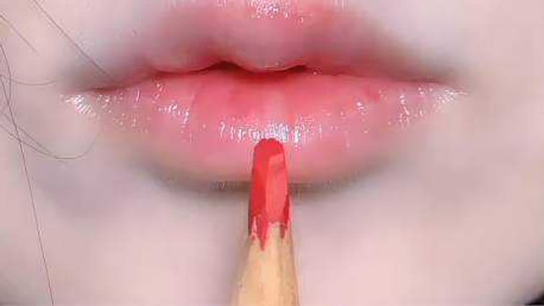 口红铅笔画出绝美的唇妆,简单大方又好看,学会给家里人露一手!