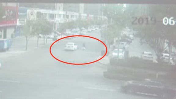 轿车司机处视线盲区,撞飞骑自行车女孩,事故频发需小心