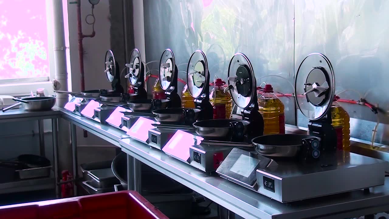 智能食堂 公司招不到厨师 这家加拿大公司用机器人给员工炒菜