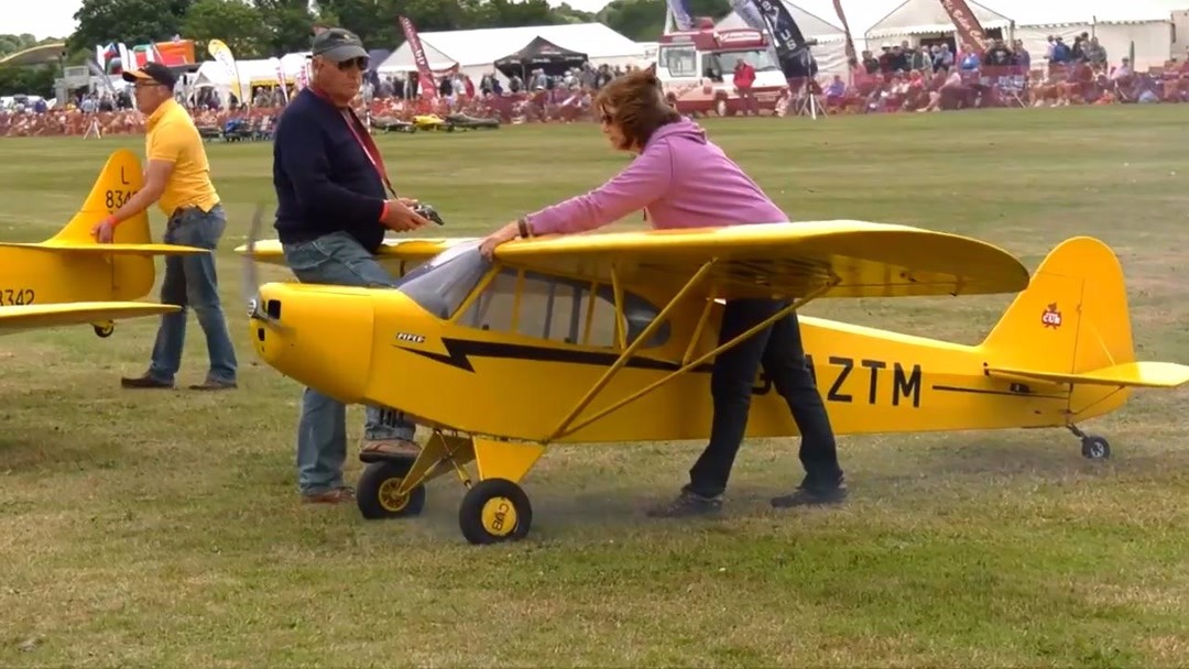 比人还大的RC模型飞机,工艺和品质碉堡了