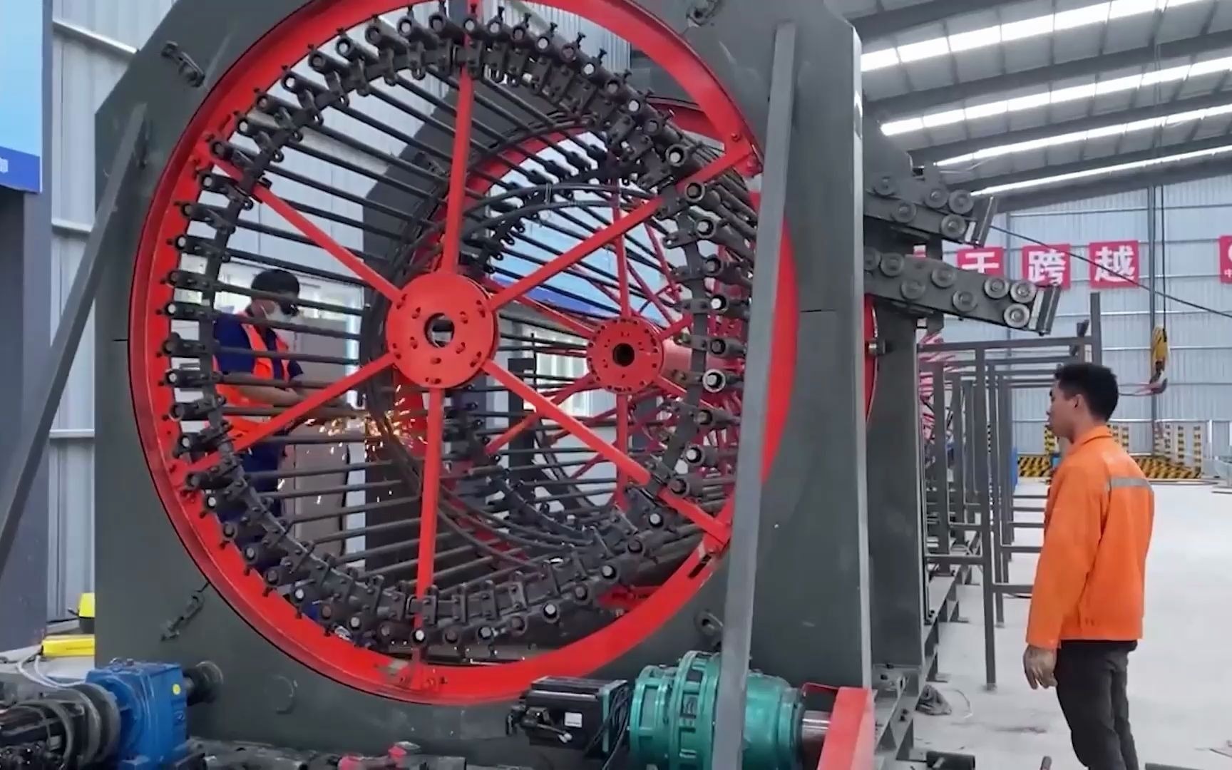 看看钢筋笼滚焊机是怎么操作的