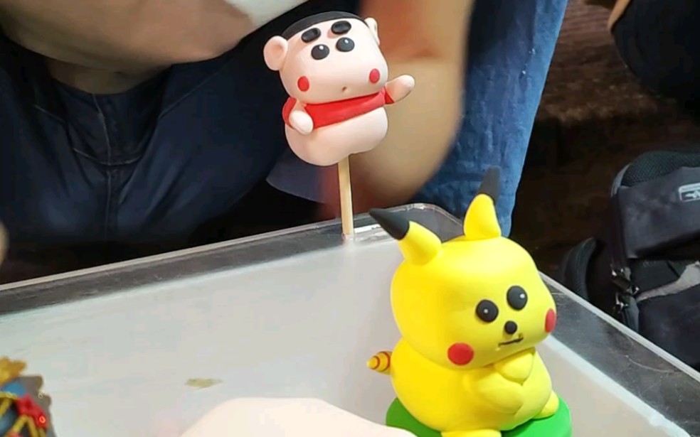 摆摊日常丨用超轻黏土捏一个皮卡丘和小新