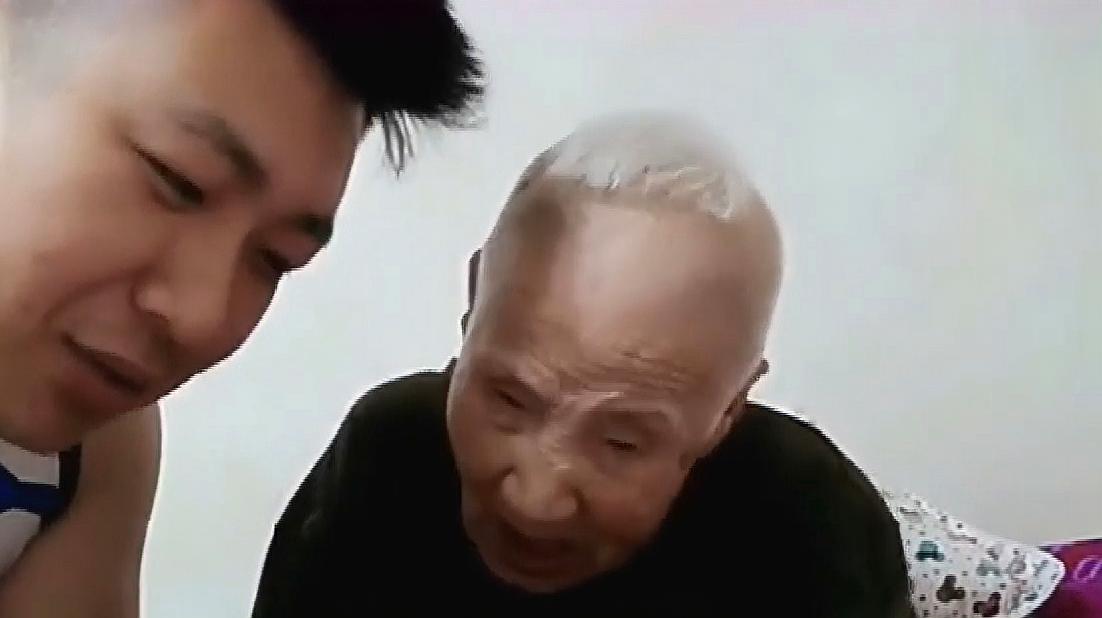 孙子把奶奶的衣服给玩坏了,奶奶看着好无奈,网友:文哥你太坏了