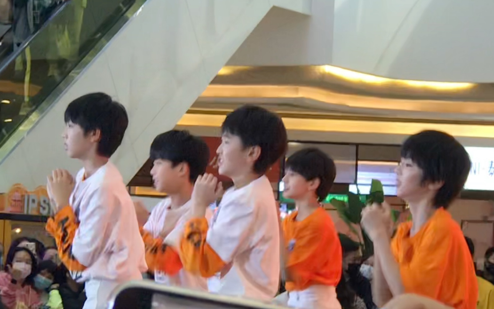 TF家族四代练习生重庆路演—姐姐恋爱吧