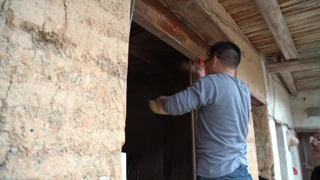 中华民族的传统文化:大年三十贴春联,辞旧迎新