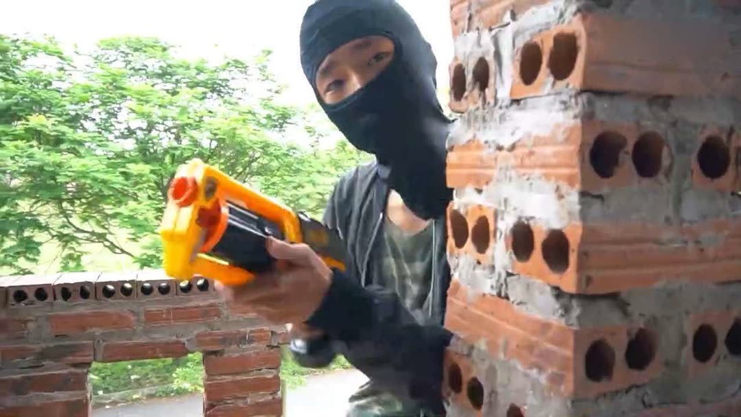 搞笑真人CS枪战-队友被擒,美女闯敌营救援