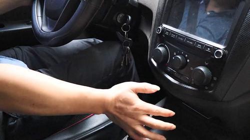 汽车行驶过程中，不小心挂入倒挡，会不会损坏变速箱？