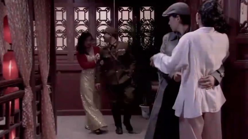 女特务为了任务对鬼子施展美人计
