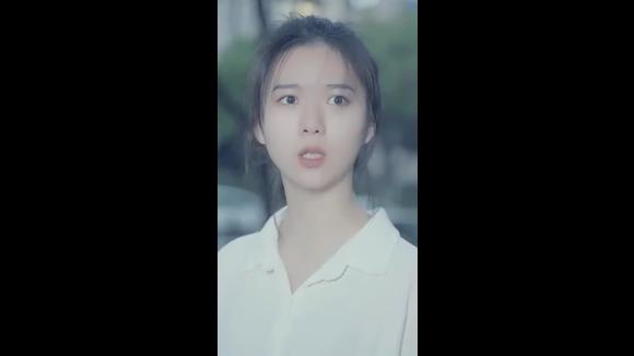 影视:女孩赴约,眼前女孩和自己长得一模一样,她又看见另个自己