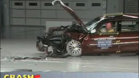 福特维多利亚皇冠碰撞测试,A柱弯折但正面成绩优秀