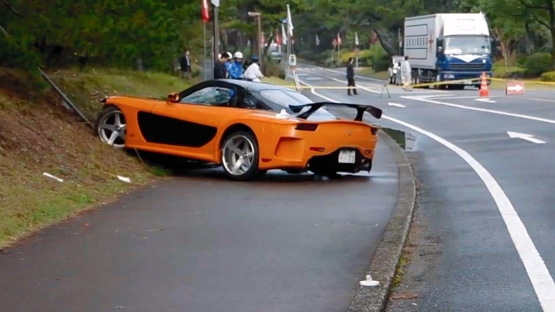 开车过程中,制动系统突然失灵,老司机提醒:2个方法可保命