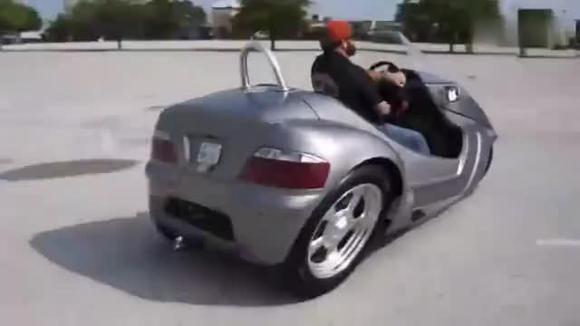 带有方向盘搭载福特2.0发动机的三轮摩托车!你见过吗