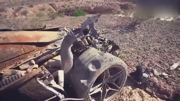 土豪开兰博基尼在路边发现废弃的迈凯伦,打开车门后看着就心疼