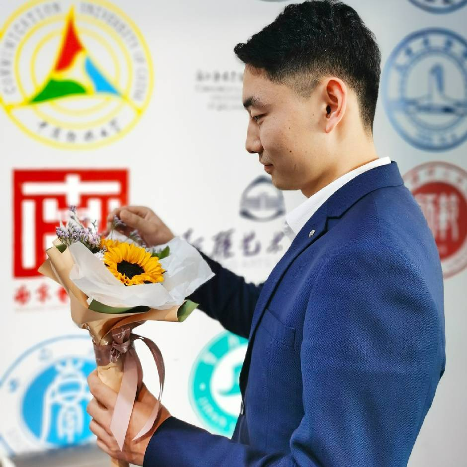 上上骞儿 