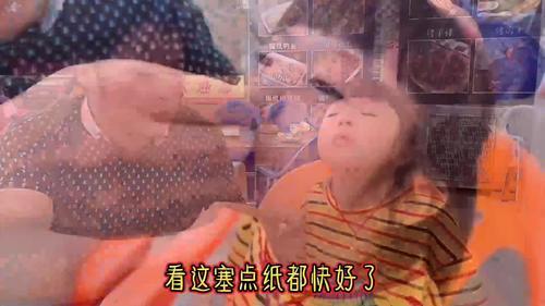女儿鼻子突然流血了,爸爸用纸帮忙止血,还一起玩剪刀石头布游戏