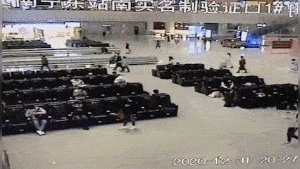 【广西】女子为赶动车和异地男朋友跨年 一路狂奔晕倒在车站