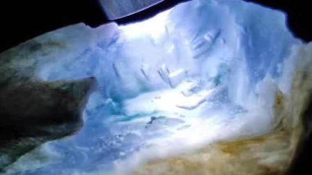 赌石, 土豪买下10万的翡翠原石, 开出高品质玻璃种飘花, 还嫌差!