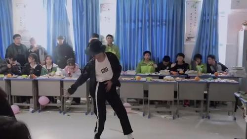 中学生太有才艺了,演出上演迈克尔杰克逊的太空步
