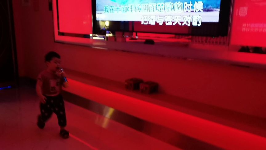 我问他,你怕不怕爸爸! 他犹豫了一下,笑着说,不怕! 我笑了