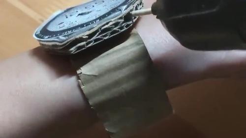朋友自制的手表,把手腕转过来电钻转起,我真是服了他的创意