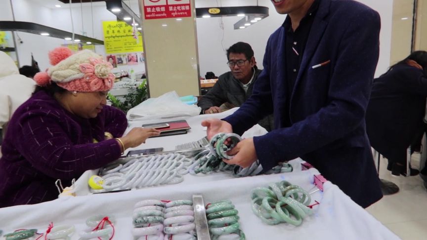 缅甸刚到的新货翡翠手镯会是什么样的?有你喜欢的吗