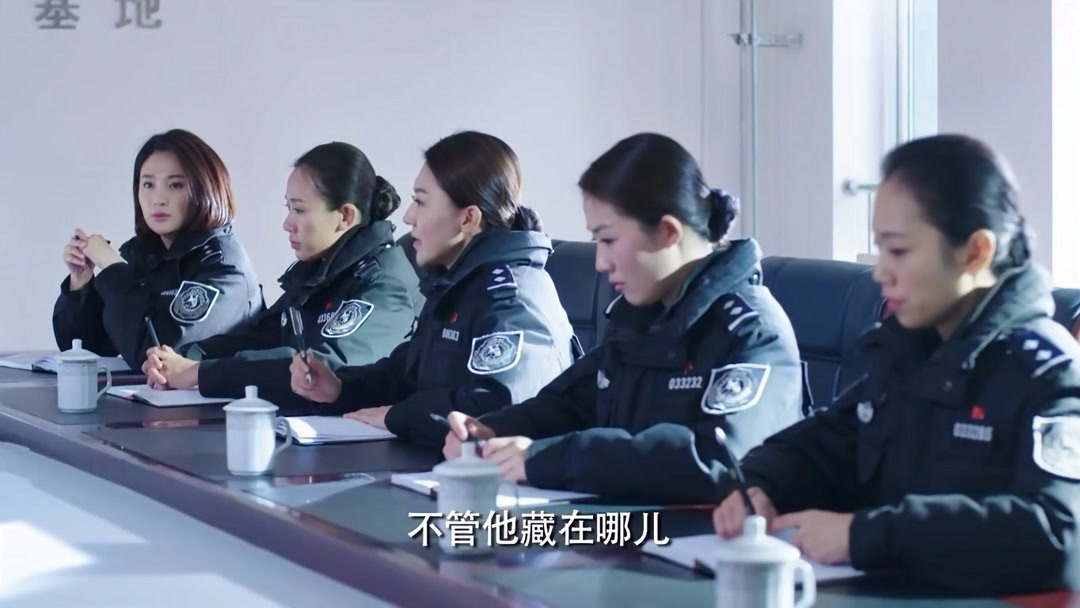 小伙对警察展开报复,肇事逃逸的案子还没抓他呢,还敢出来露面?