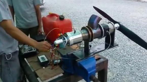 螺旋桨式飞机的发动机启动测试