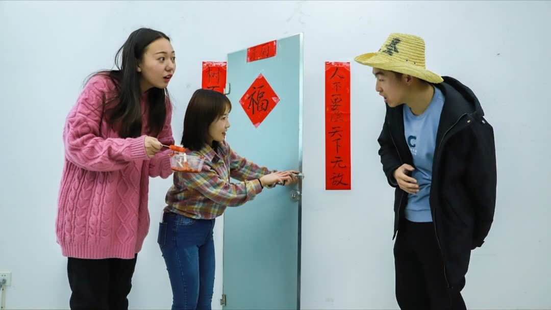 短剧:大圣过年蹭吃,不料邻居自制假门厕所整蛊,太有趣了