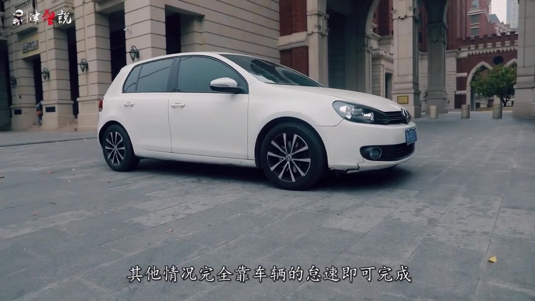 倒车时,右脚放哪里