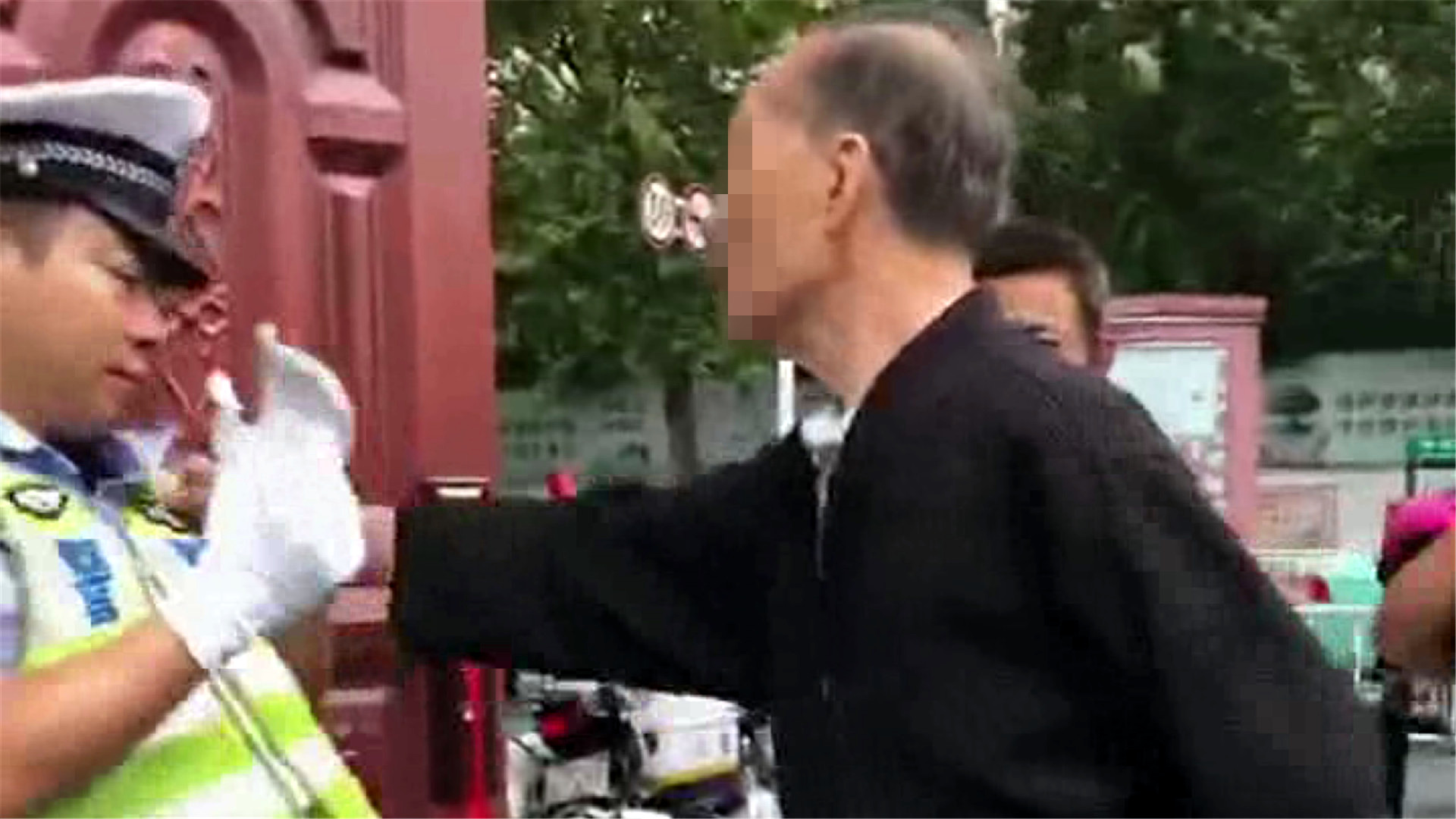 案发现场!老大爷交通违规被查处 当街向交警发飙抢夺警用装备!