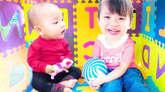 小萝莉用积木搭了座城堡!姐姐把她关在城堡里!萌娃故事!