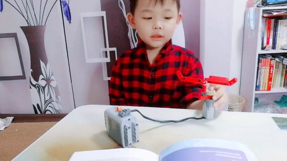 萌宝展示自制电风扇效果!杠杠的!